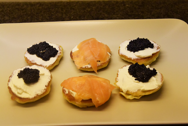 Blini’s met kaviaar of gerookte zalm , recept , hapjes • Gette Blini’s met kaviaar of gerookte zalm , recept , hapjes • Gette